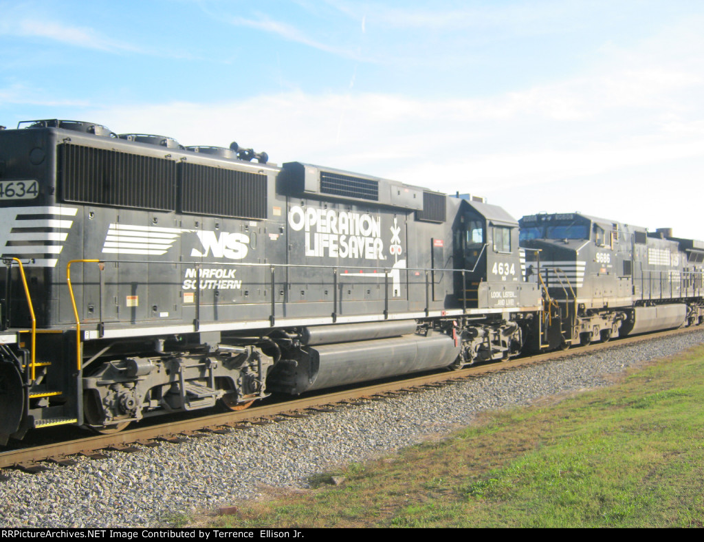 NS GP59 4634 & NS C40-9W 9686